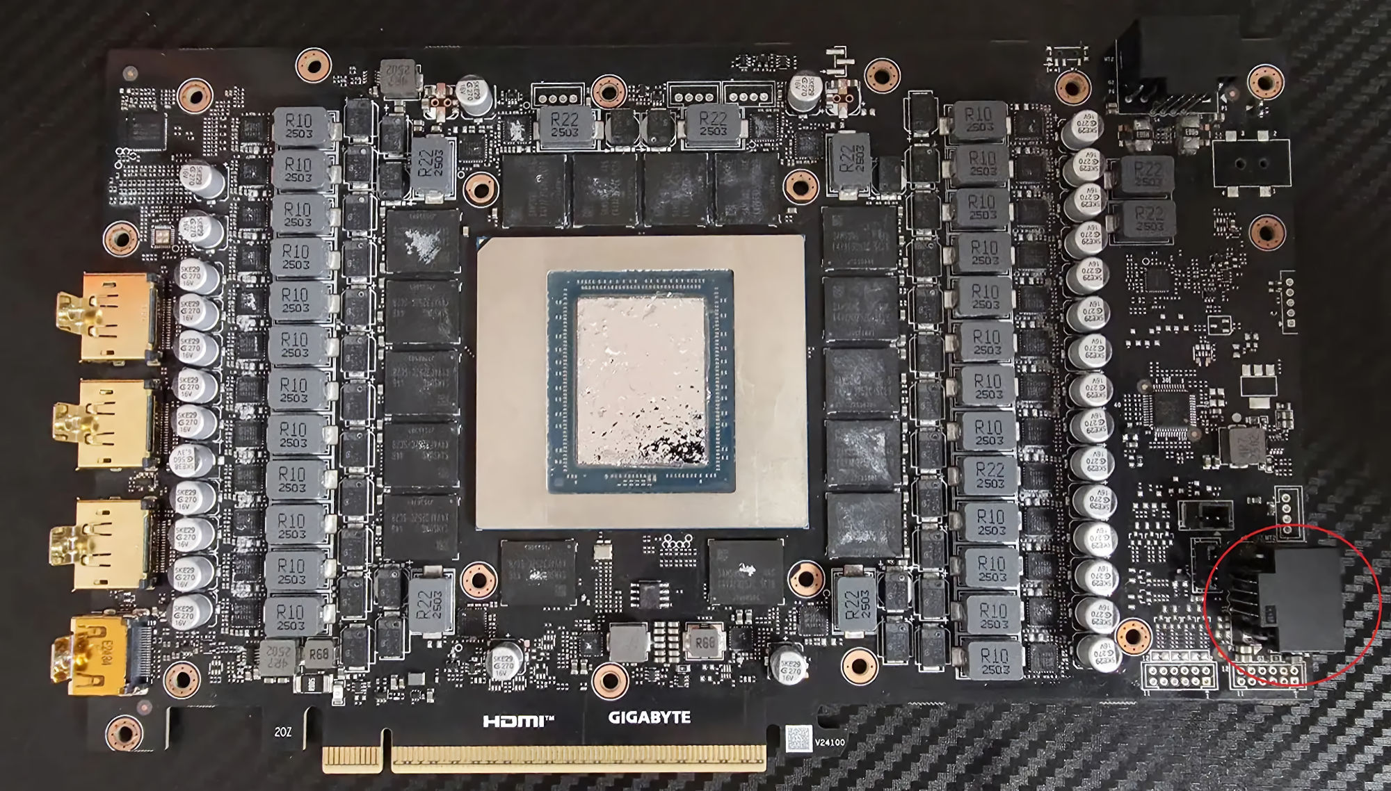 Ентузіаст оснастив відеокарту Gigabyte GeForce RTX 5090 другим роз’ємом ...