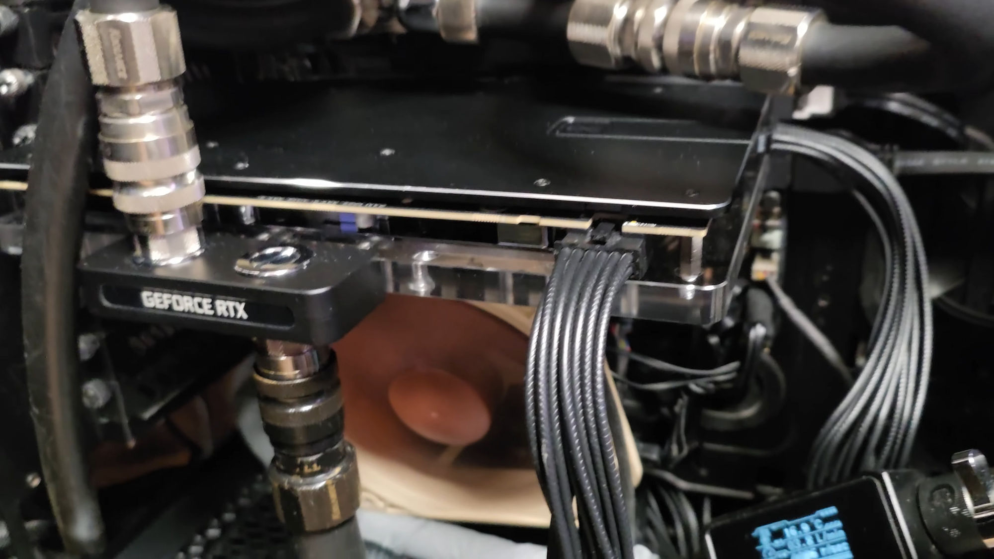 Ентузіаст оснастив відеокарту Gigabyte GeForce RTX 5090 другим роз’ємом ...