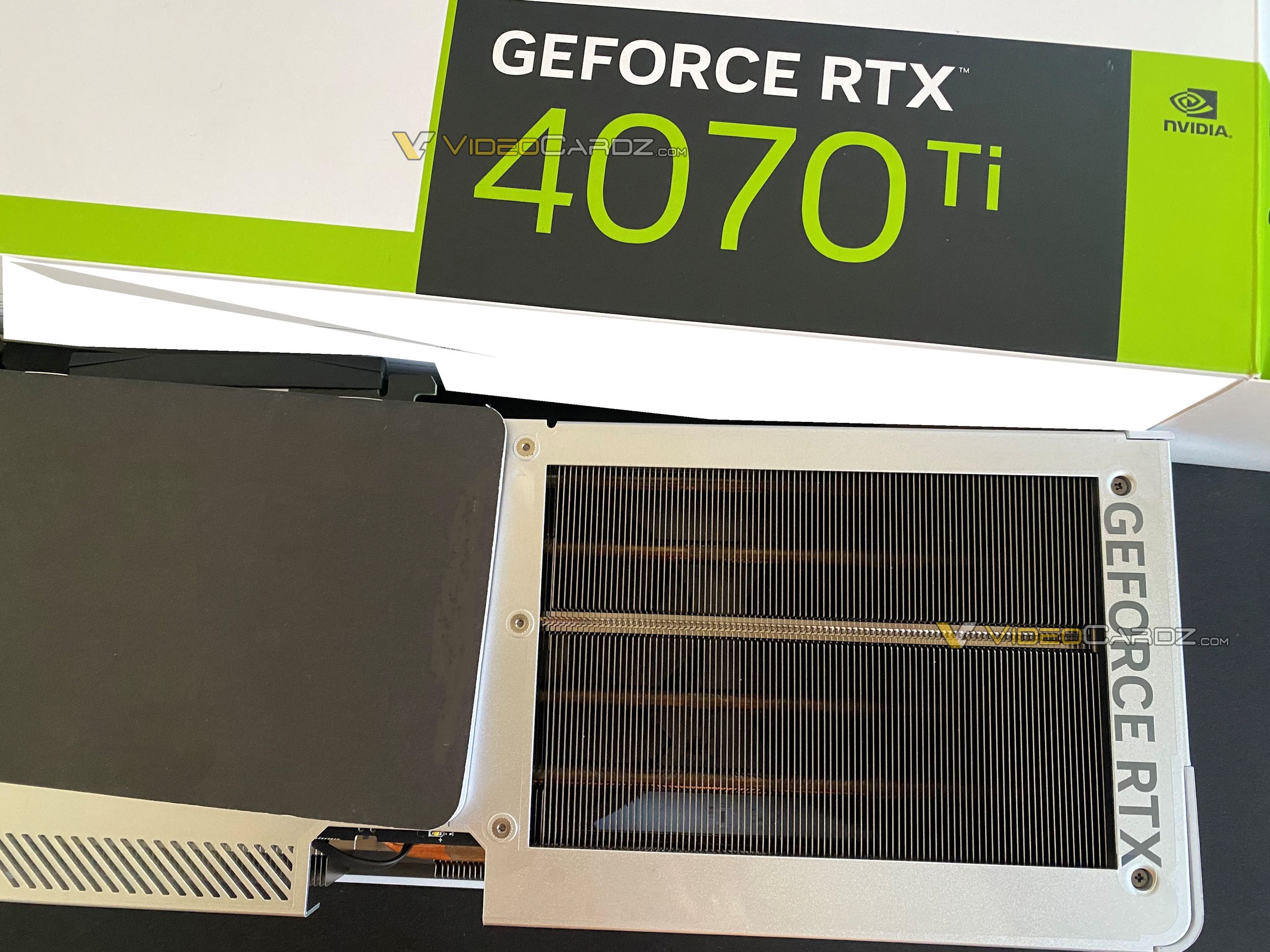 Видеокарта GeForce RTX 4070 Ti комплектуется переходником на два 8-контактных PCI-E Power ...