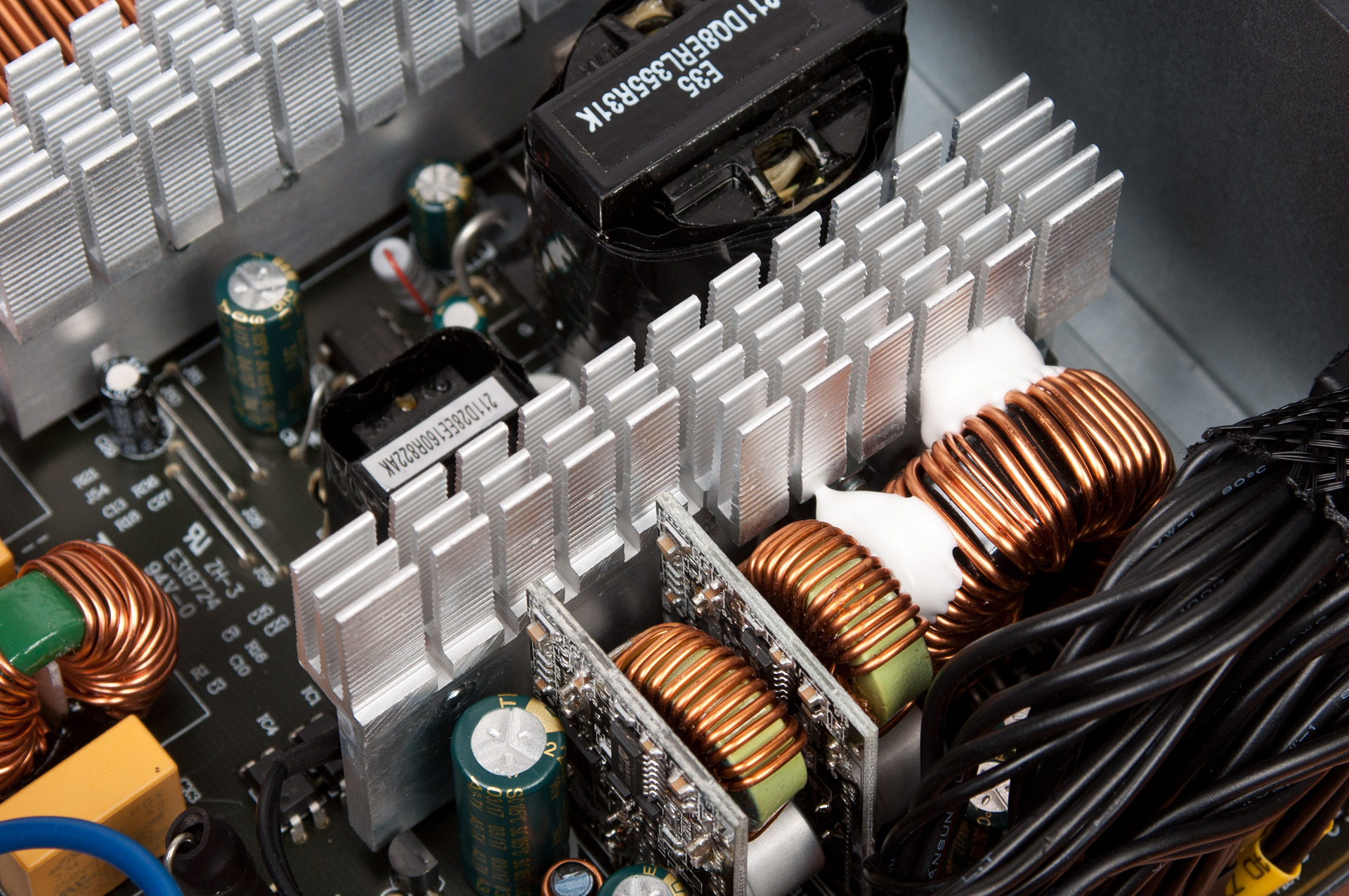 Обзор блока питания Raidmax Cobra RX-800AE мощностью 800 Вт. Бюджетное золото